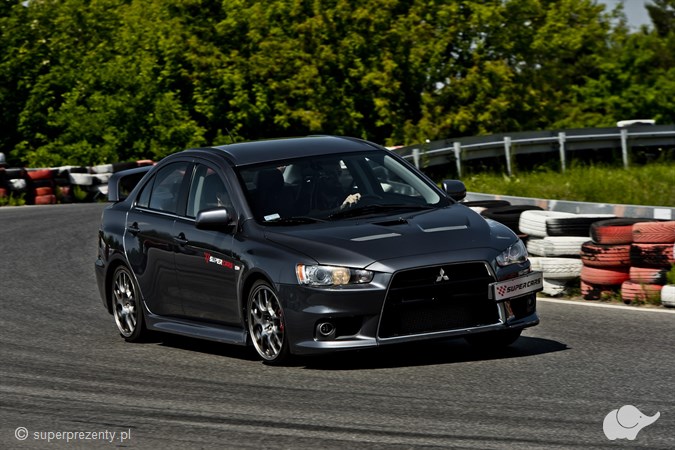 Pakiet VIP Extreme: Jazda po torze ze szkoleniem i filmowaniem | Super Prezenty